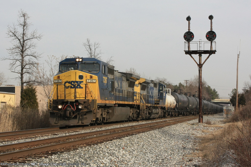 CSX 7367 and train K433